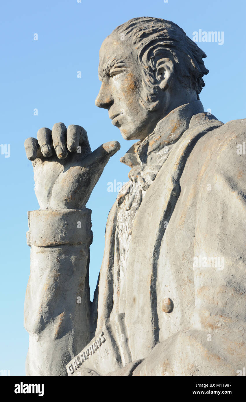 Statua di Charles Darwin sul Cerro Tijeretas per commemorare il suo ...