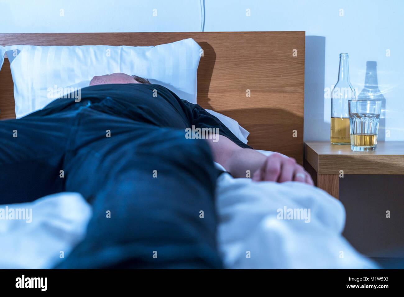 Letto dei postumi di una sbornia immagini e fotografie stock ad alta ...