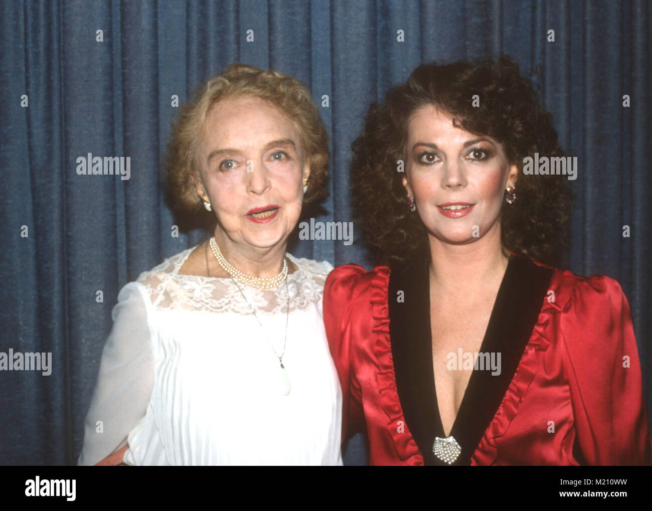 HOLLYWOOD, CA - 25 aprile: (L-R) attrici Lillian Gish e Natalie Wood ...