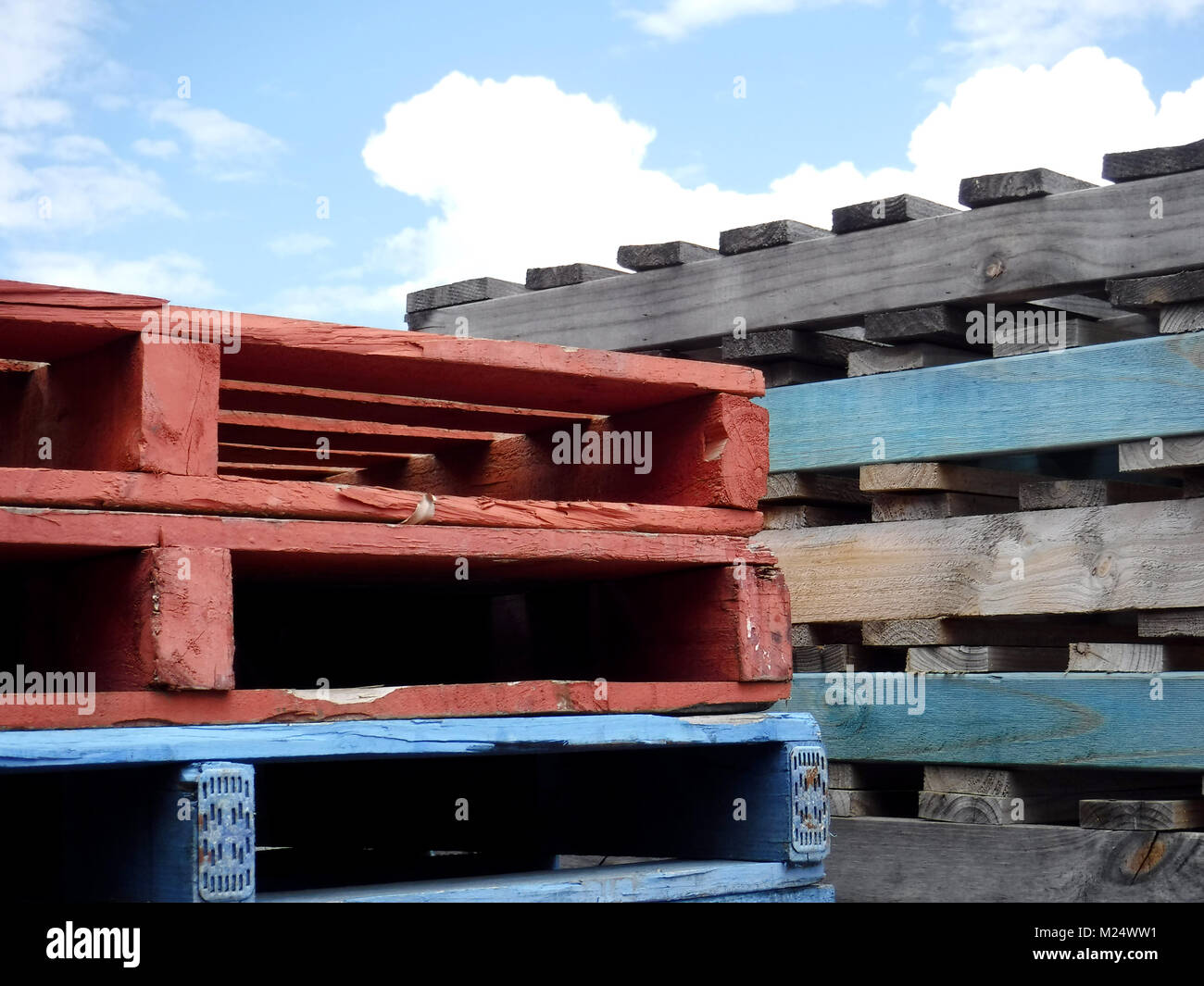 Empty pallet immagini e fotografie stock ad alta risoluzione - Alamy