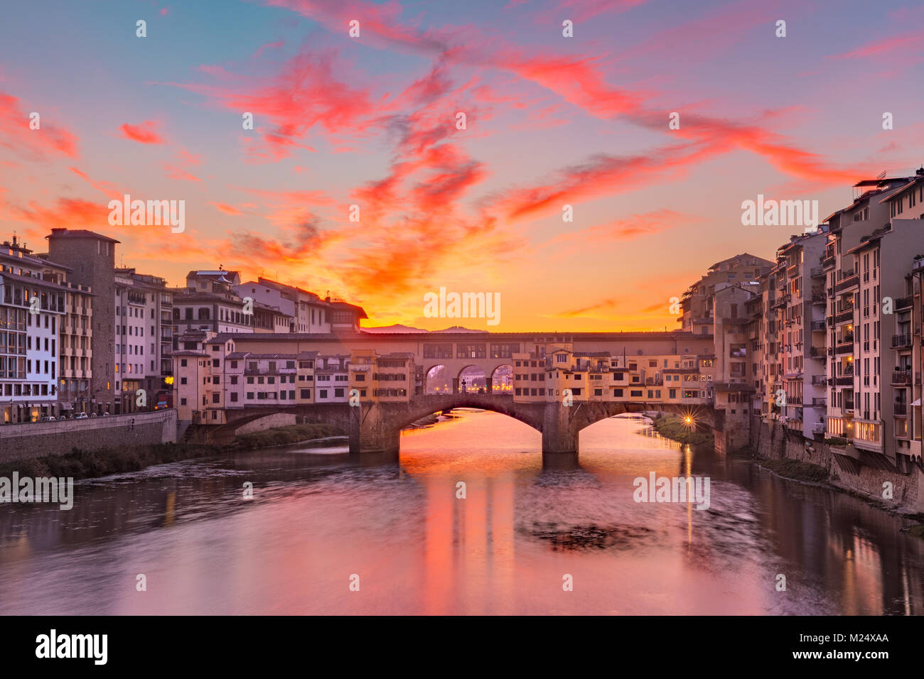 Il fiume Arno e il Ponte Vecchio a Firenze, Italia Foto stock - Alamy
