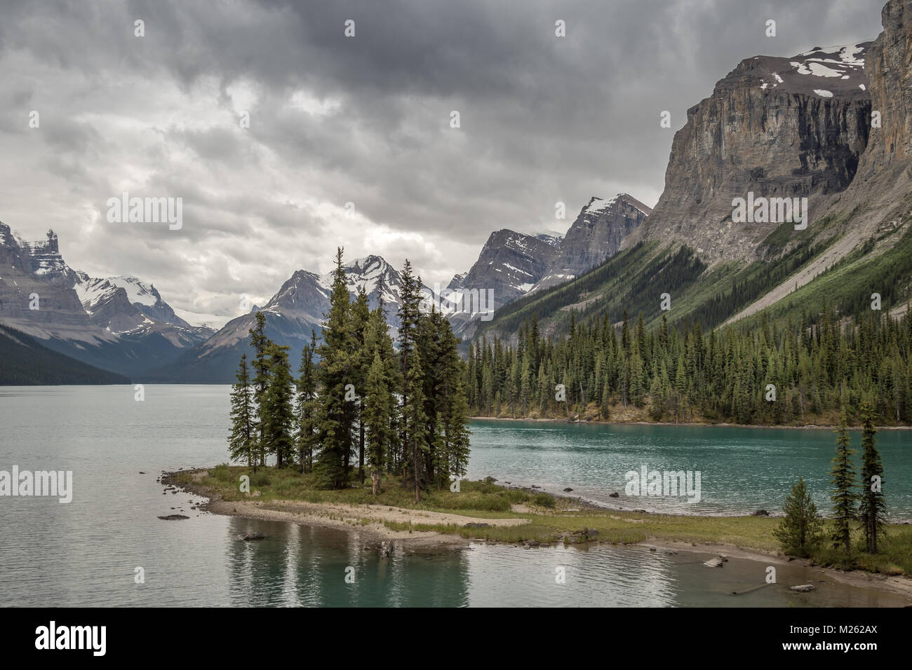 Maligne lake canada spirit island immagini e fotografie stock ad alta ...