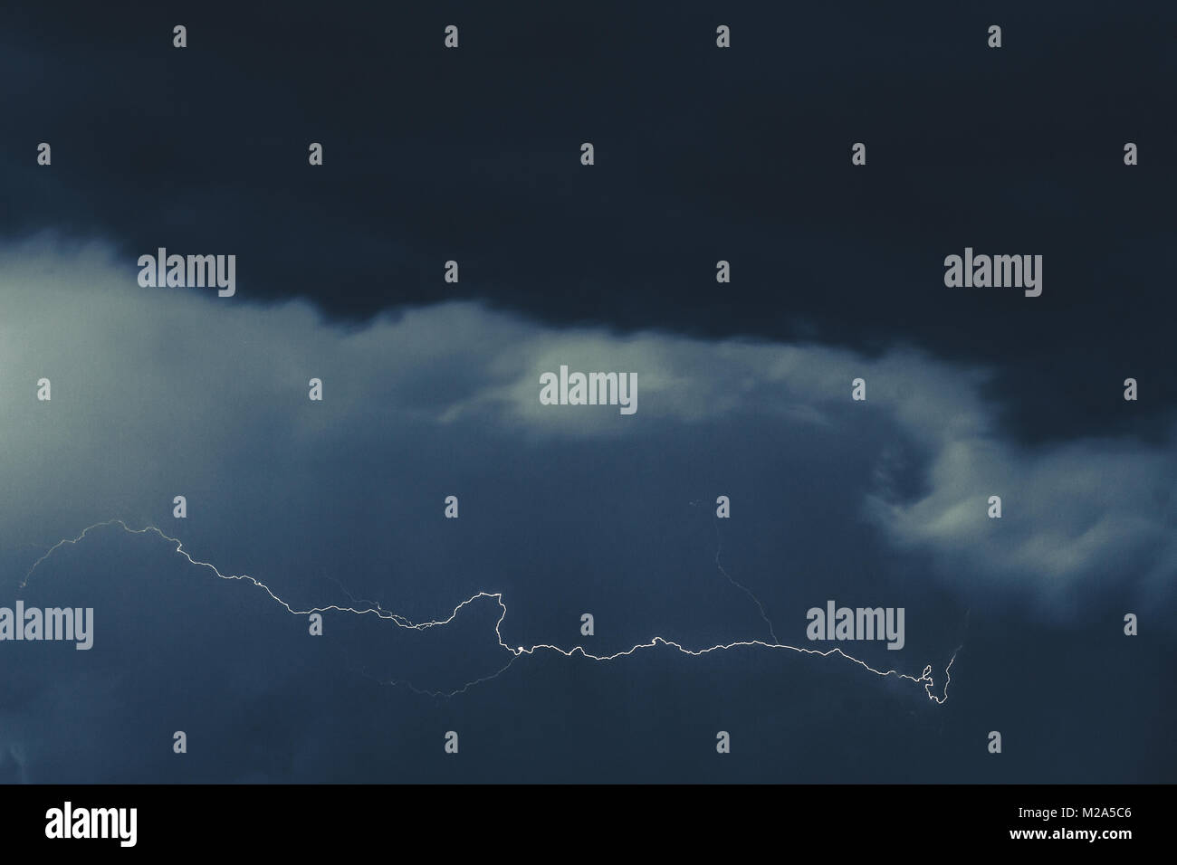 Notte buia luce bianca tempesta tempestosa immagini e fotografie stock ...