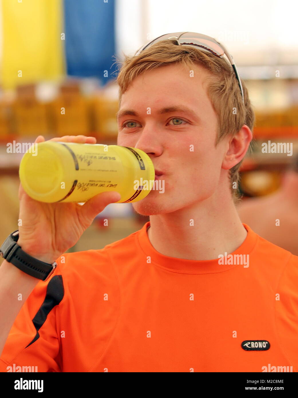 Schluck aus der pulle immagini e fotografie stock ad alta risoluzione ...