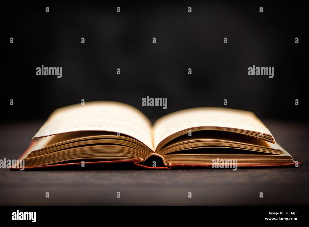 Sfondo libro vecchio legno immagini e fotografie stock ad alta ...