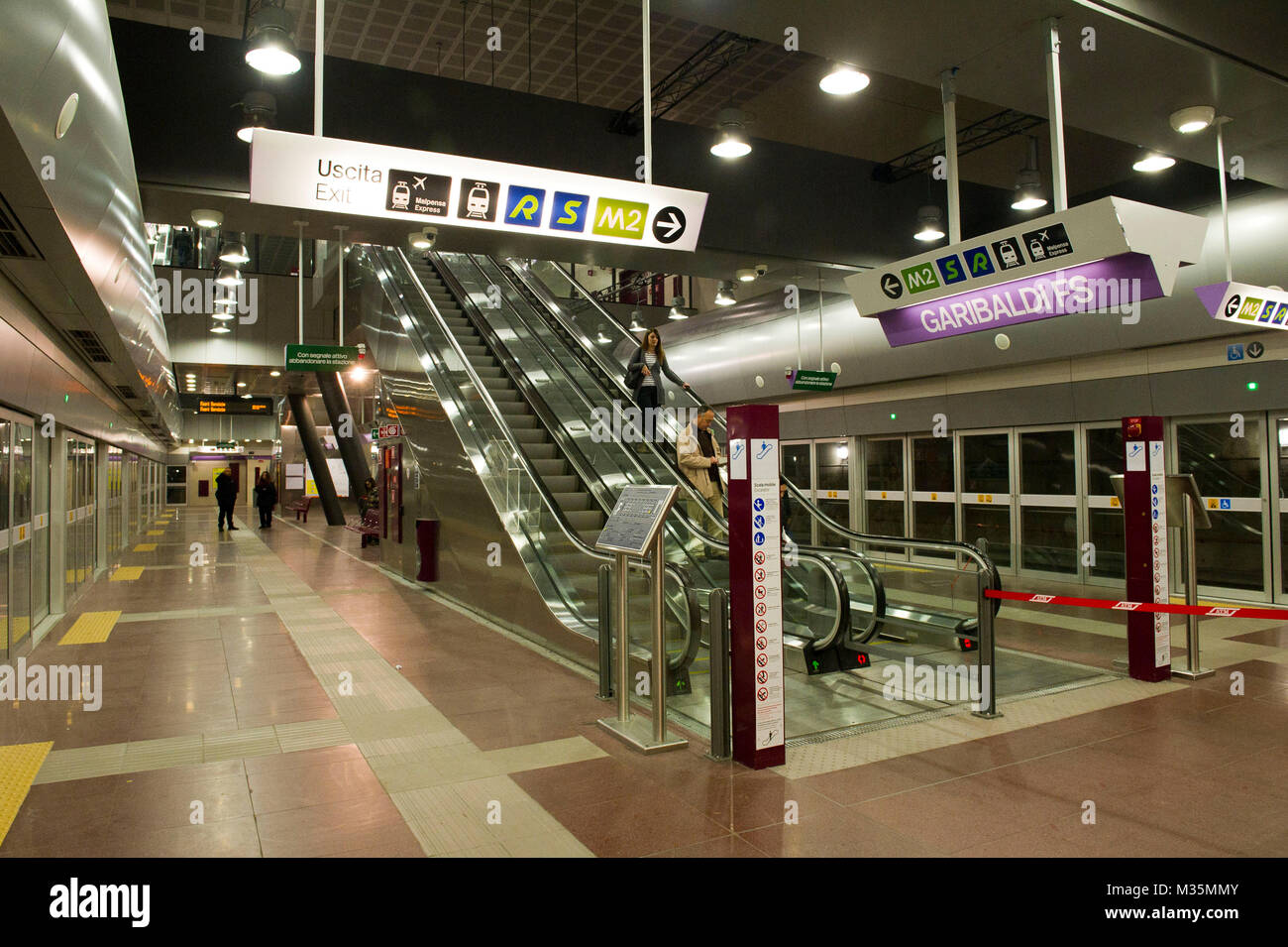 Milano metro immagini e fotografie stock ad alta risoluzione - Alamy