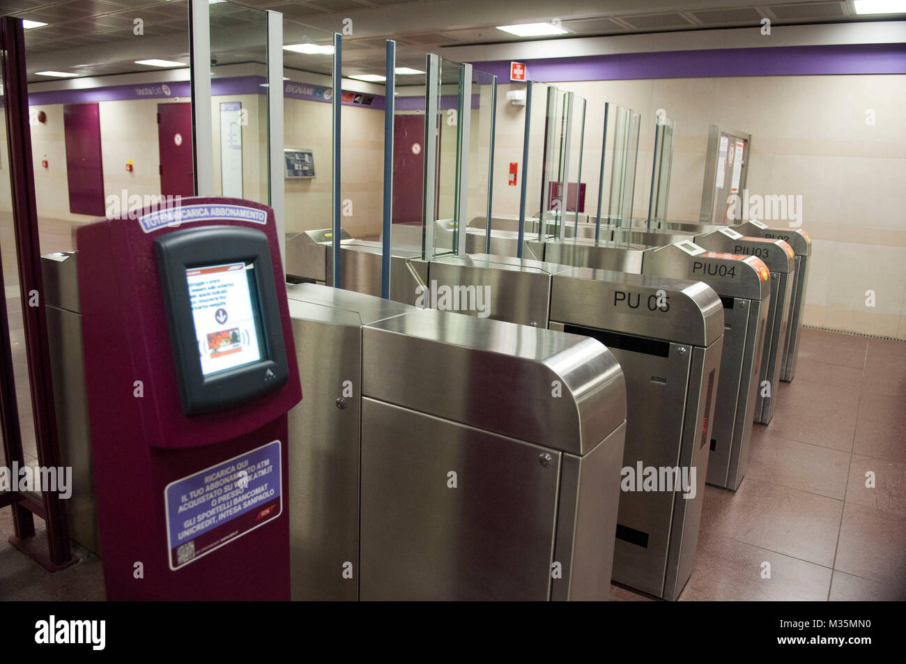 Milano metro immagini e fotografie stock ad alta risoluzione - Alamy