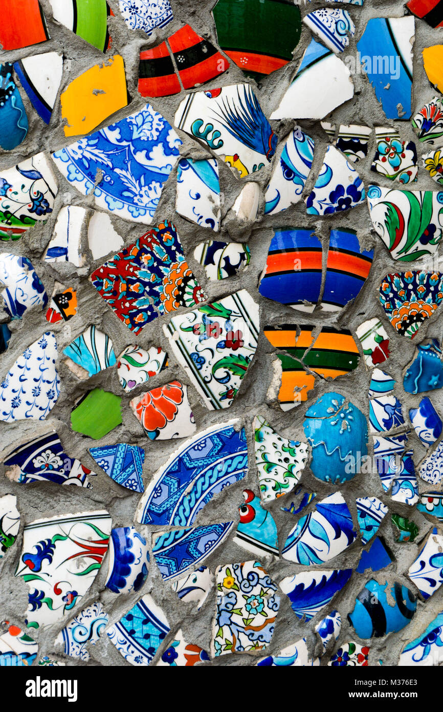 Colorate piastrelle rotte in varie forme e dimensioni su di un muro ...