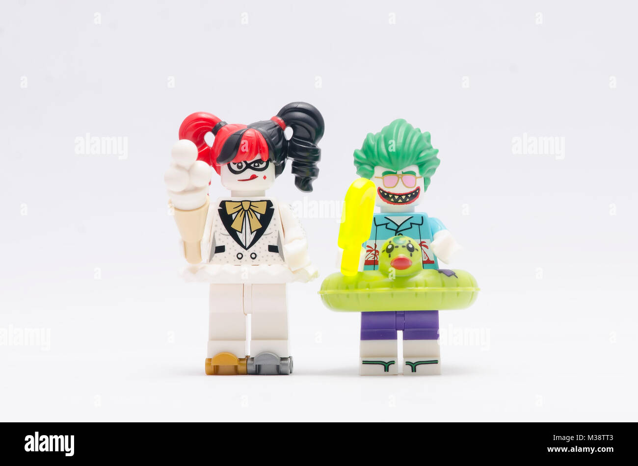 Lego joker e Harley Quinn a mangiare il gelato. isolato su sfondo ...