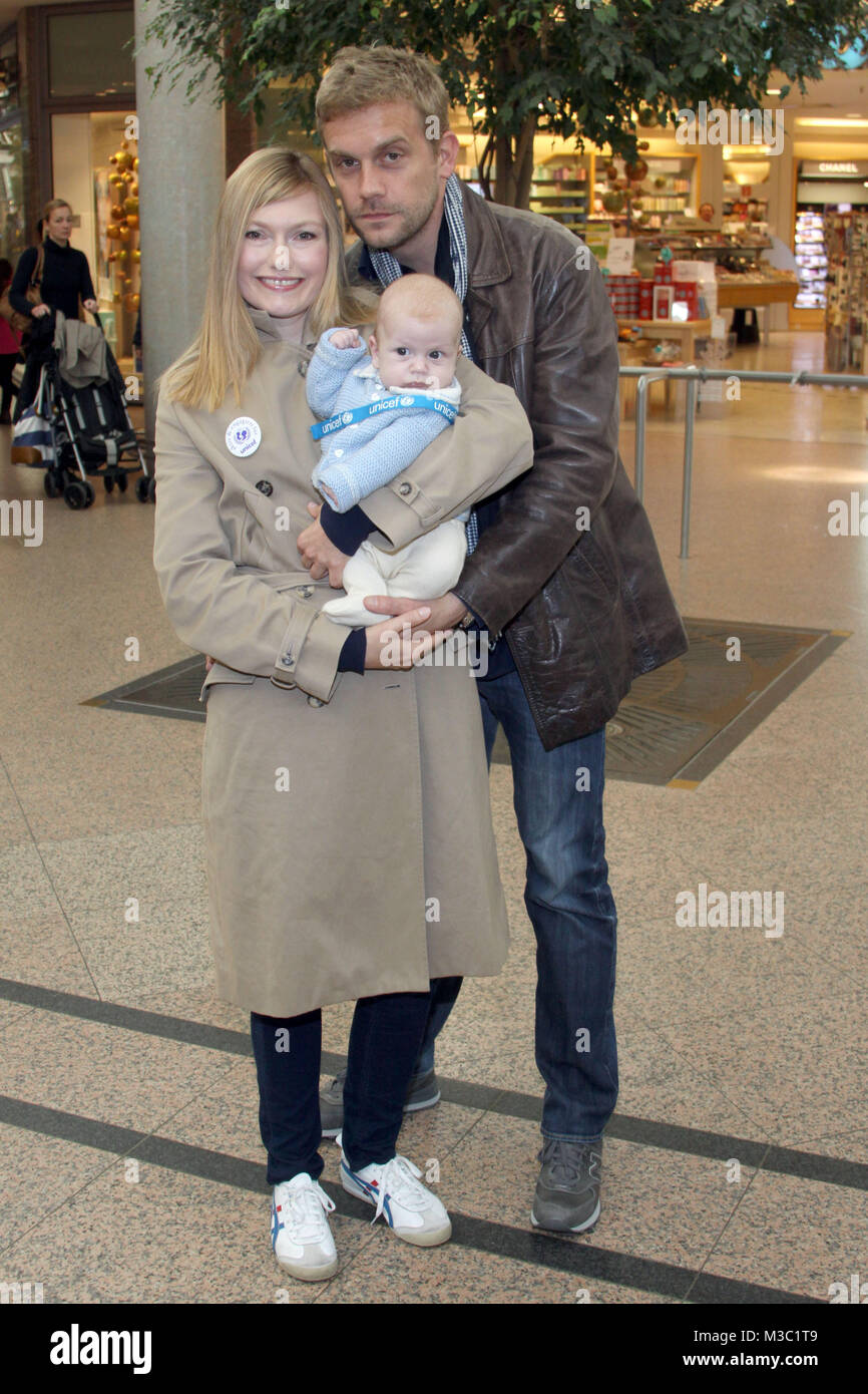 Johanna christine gehlen sebastian bezzel immagini e fotografie stock ...