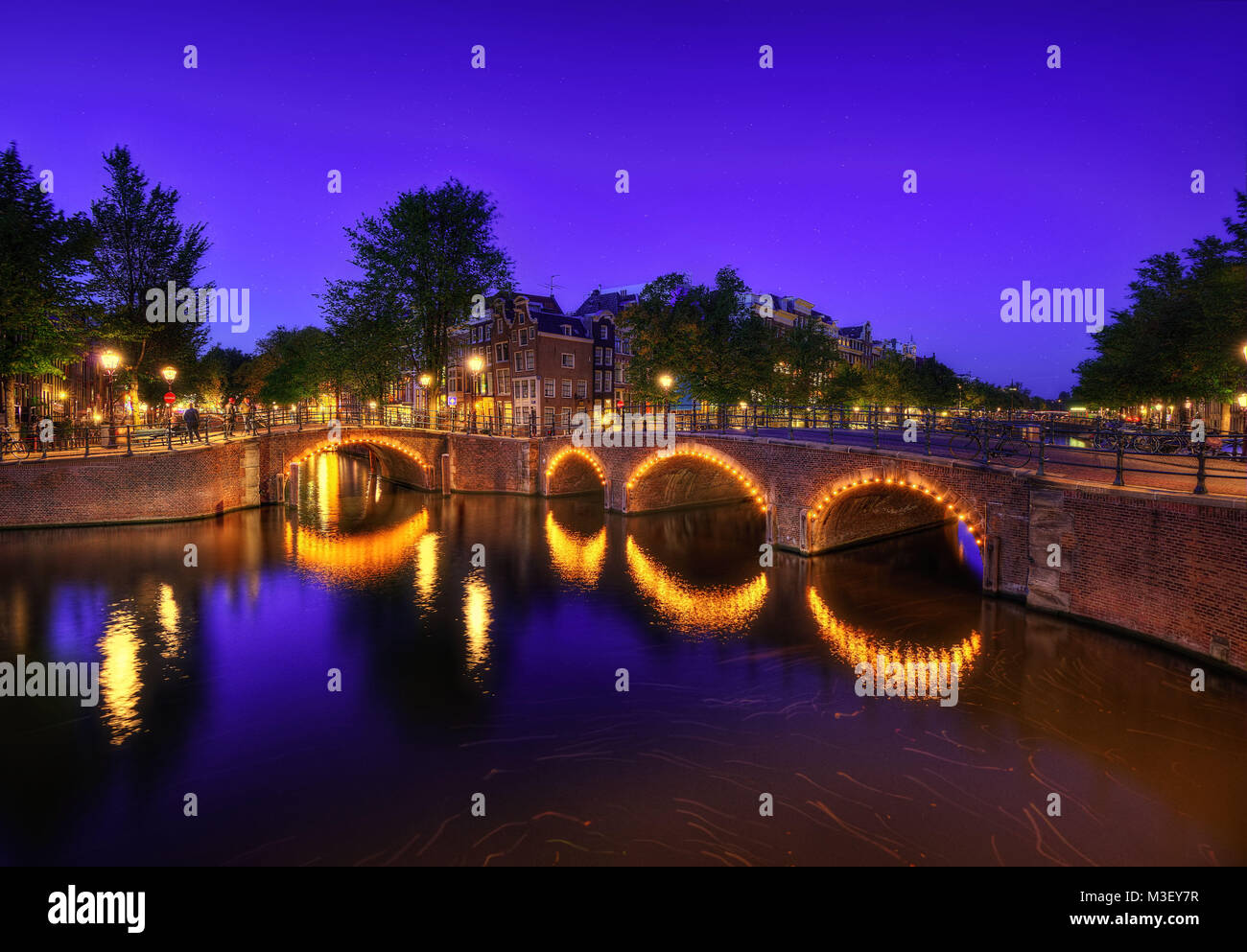 Canali all'alba di amsterdam immagini e fotografie stock ad alta ...