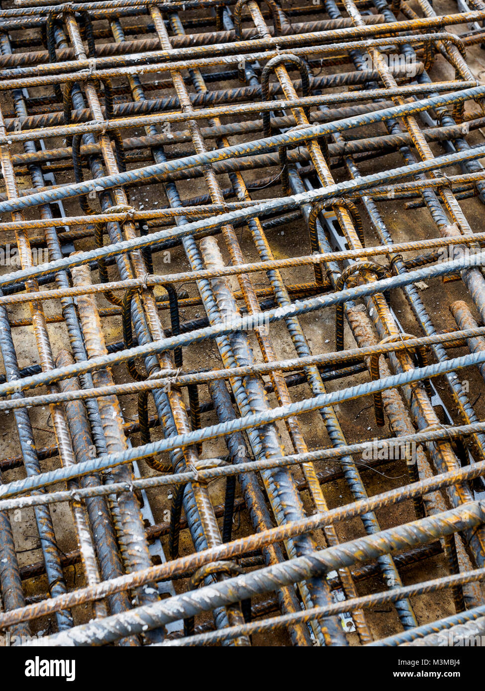 Barre di rinforzo di una bramma RC in un sito in costruzione. Formato ...