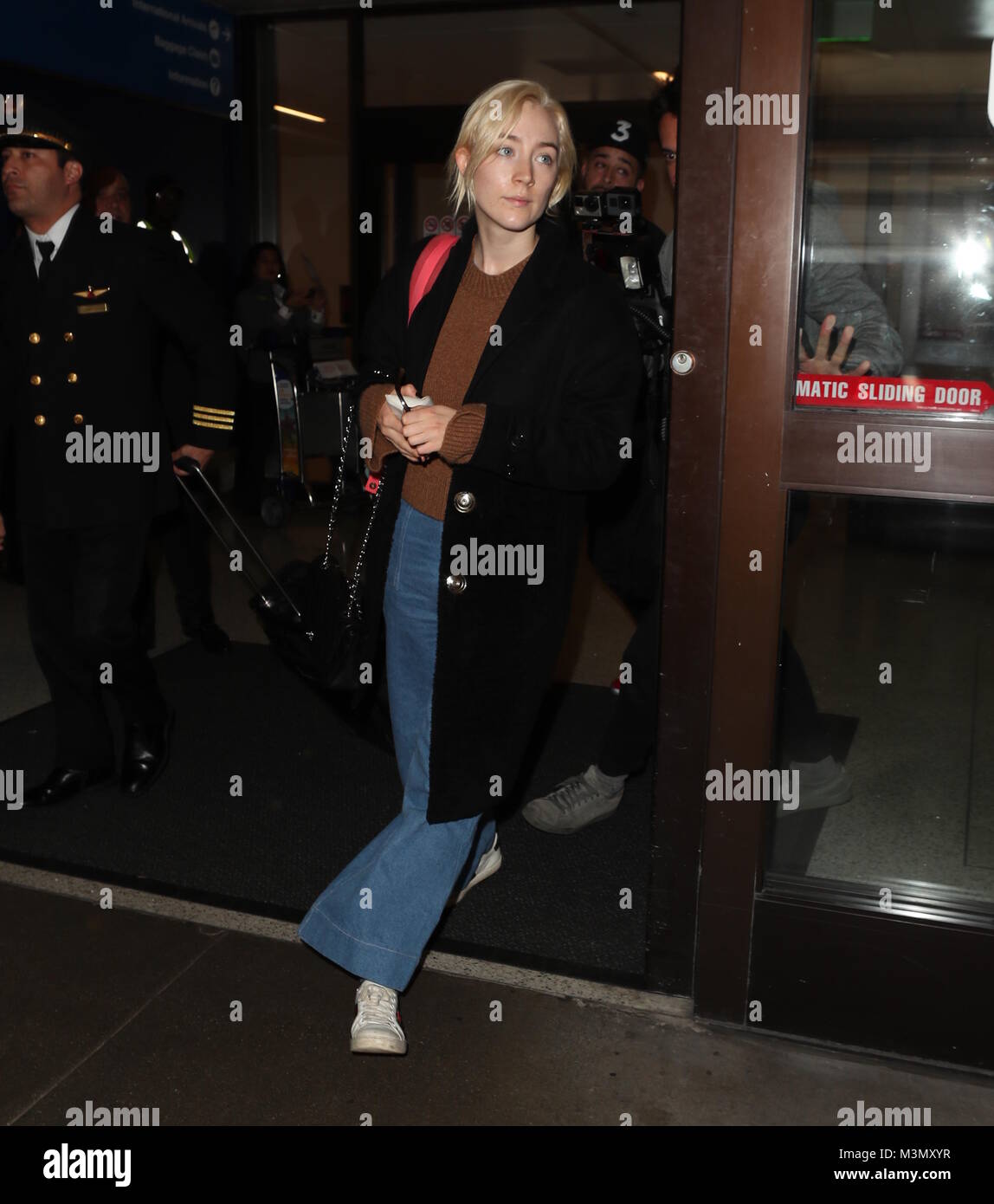 Saoirse Ronan arriva in aeroporto con: Saoirse Ronan dove: Los Angeles ...