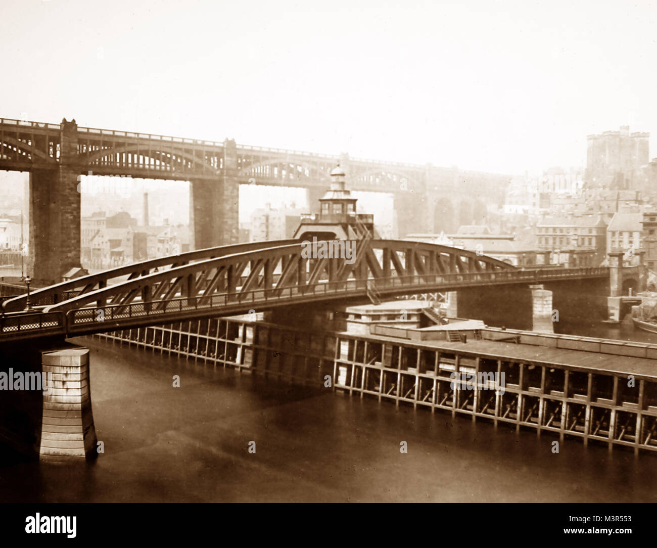 Ponte girevole newcastle fiume di alto livello tyne tyne immagini e ...