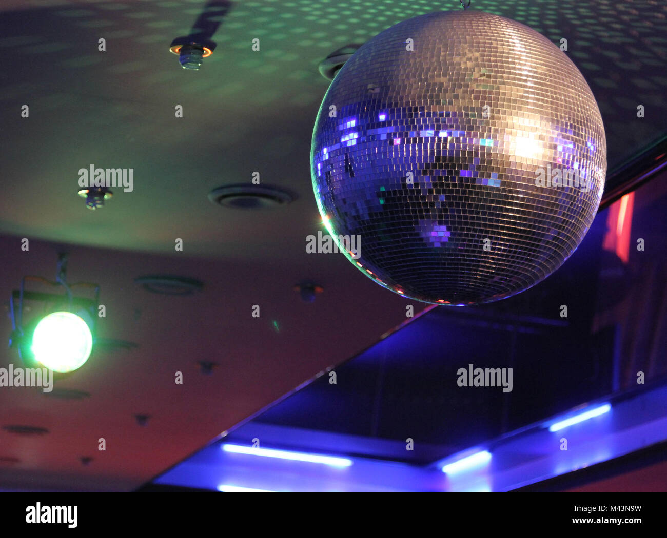 Palla da discoteca colorata immagini e fotografie stock ad alta ...