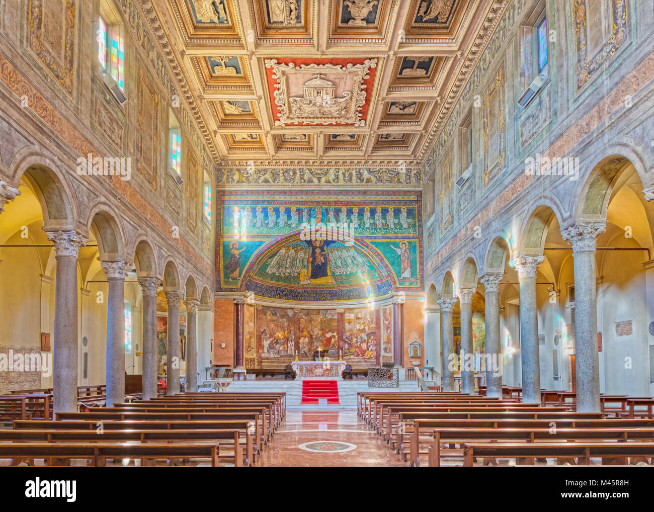 Roma, Italia - 10 Marzo 2016: la navata della chiesa basilica di Santa ...