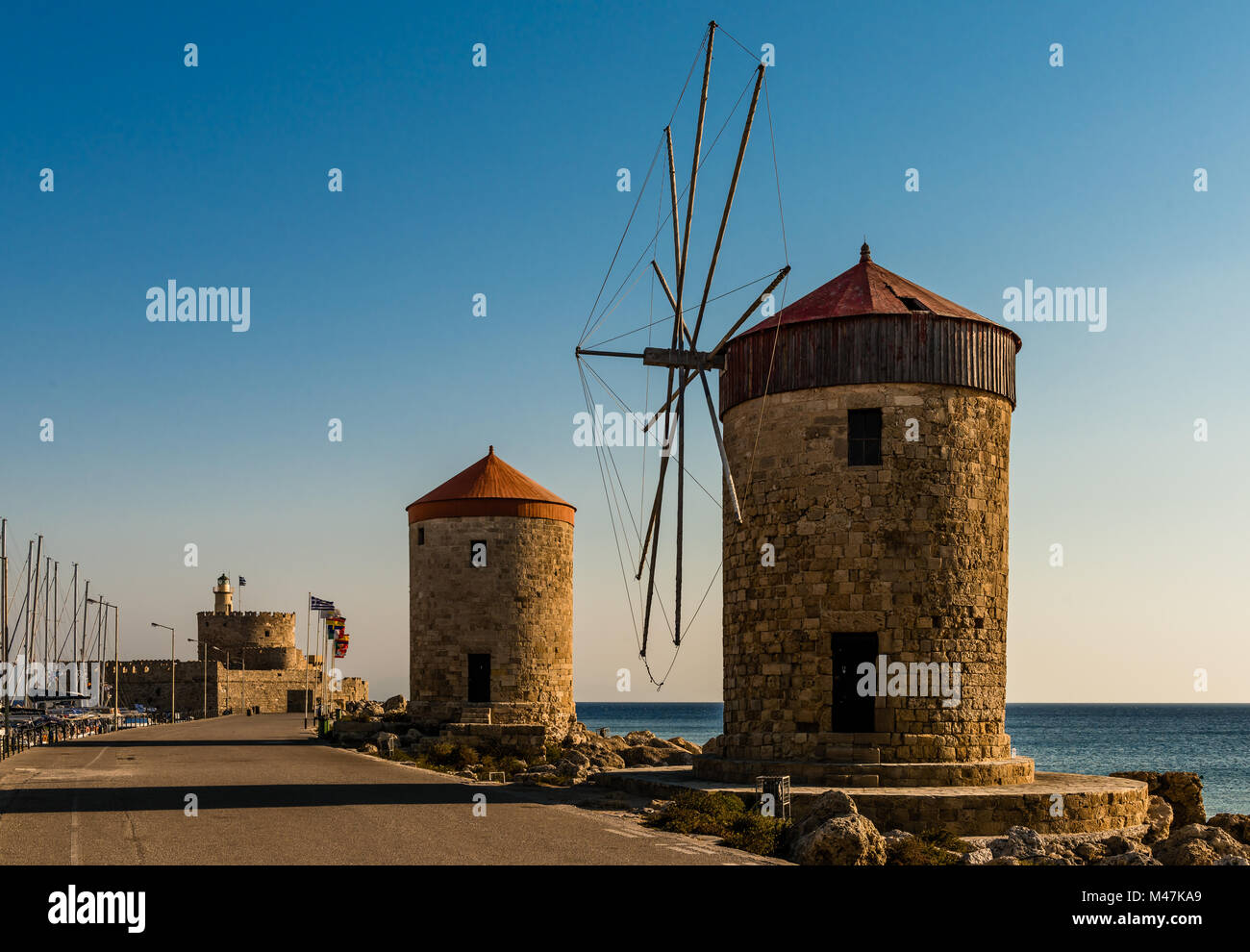 Mulino a vento medioevo immagini e fotografie stock ad alta risoluzione ...