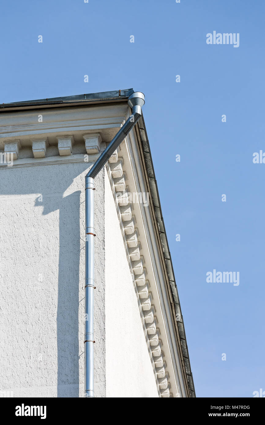 Grondaia con pluviale immagini e fotografie stock ad alta risoluzione ...