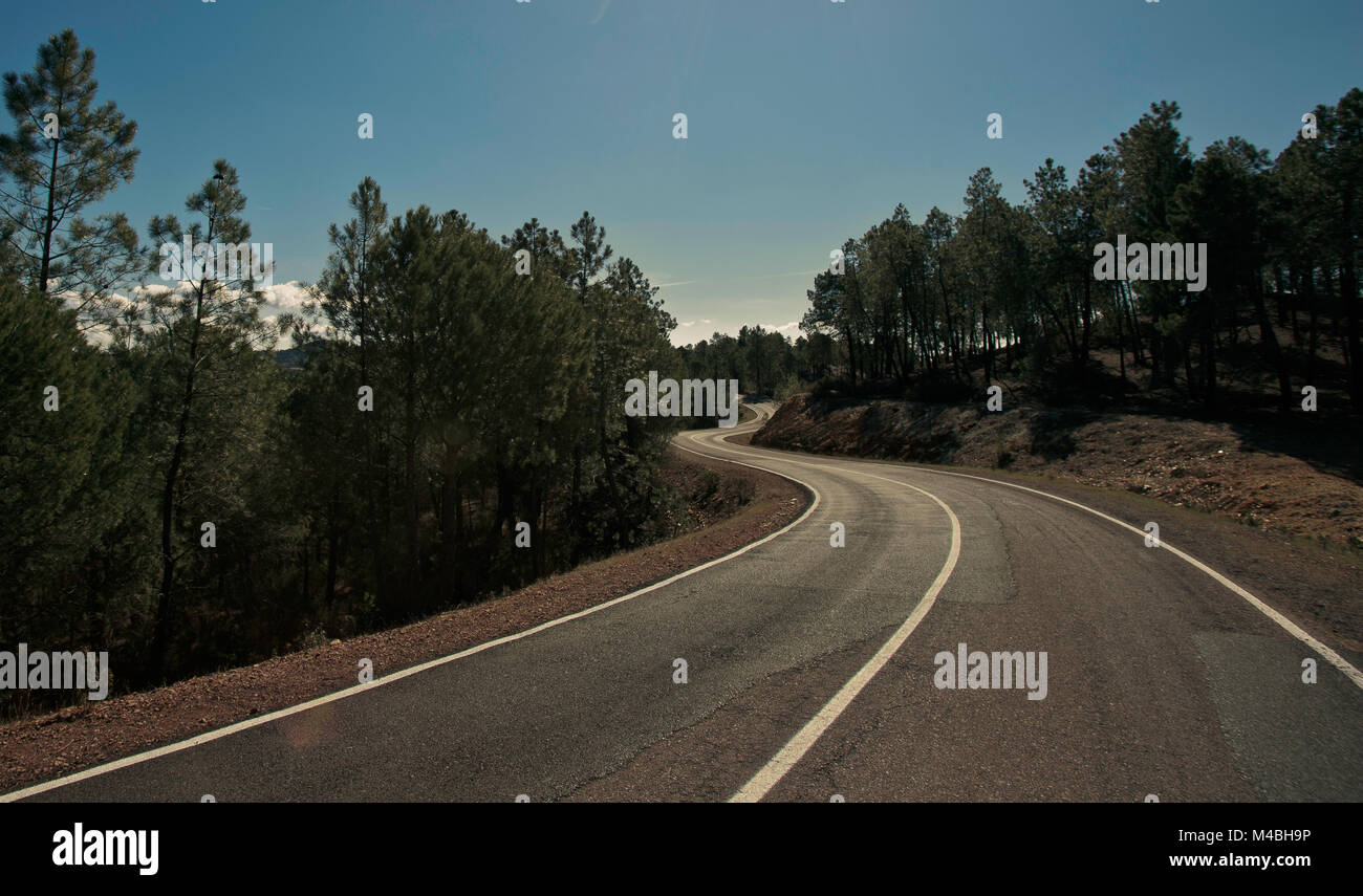 Strada con curve curve immagini e fotografie stock ad alta risoluzione ...