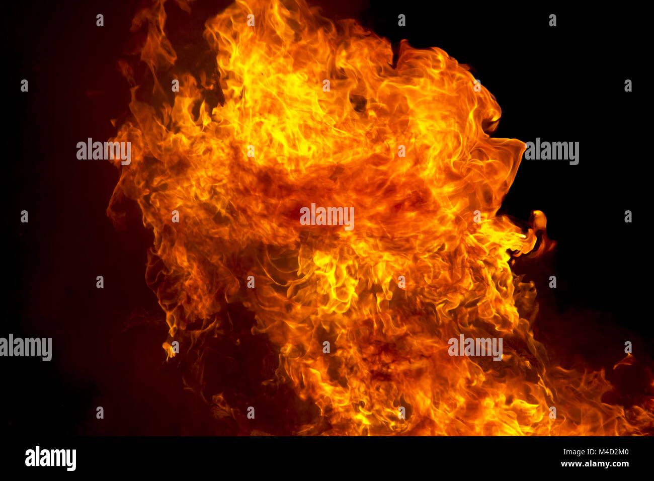 Fiamma incandescente su sfondo nero immagini e fotografie stock ad alta ...