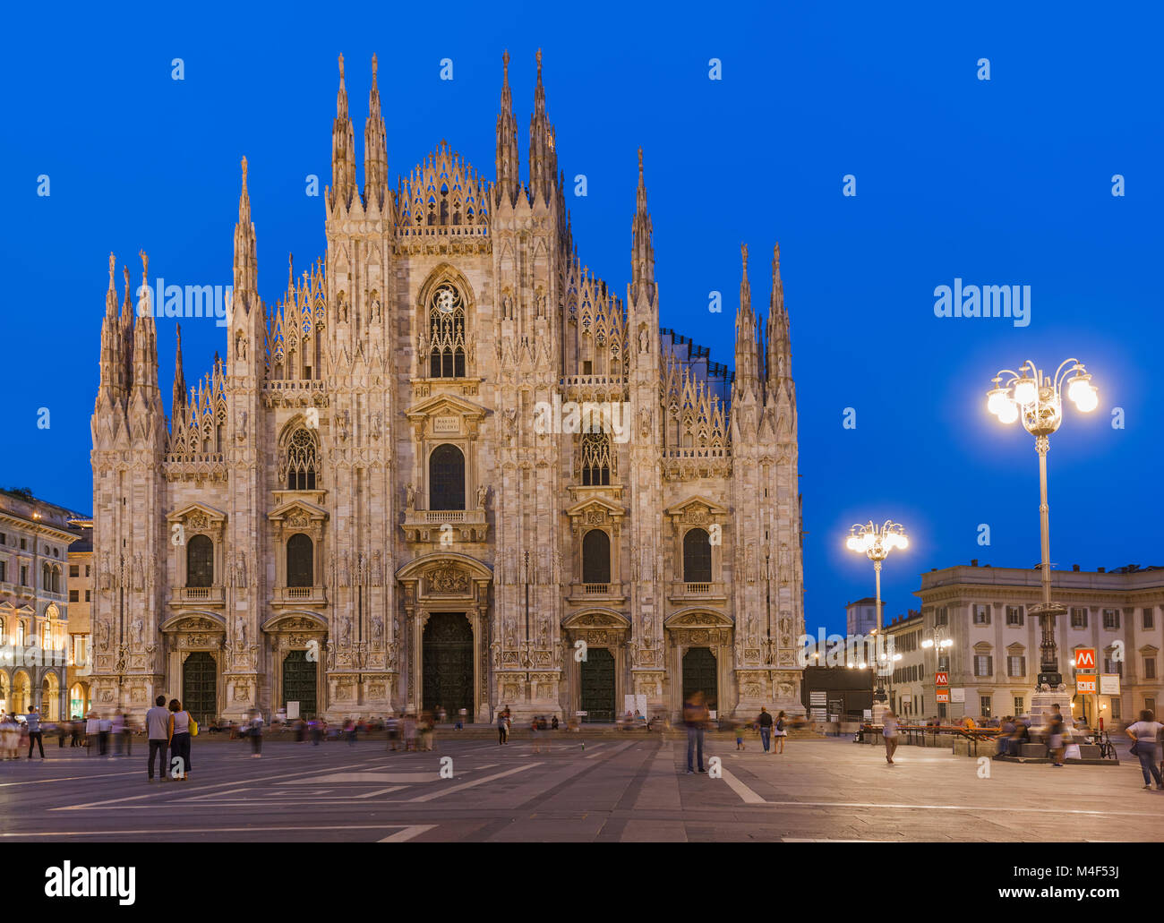 Duomo di milano di notte immagini e fotografie stock ad alta ...