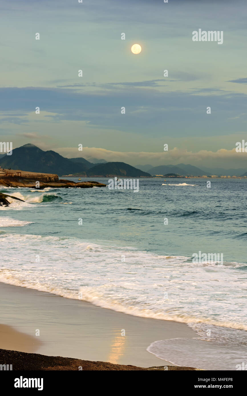 Sorgere della luna sul mare immagini e fotografie stock ad alta ...