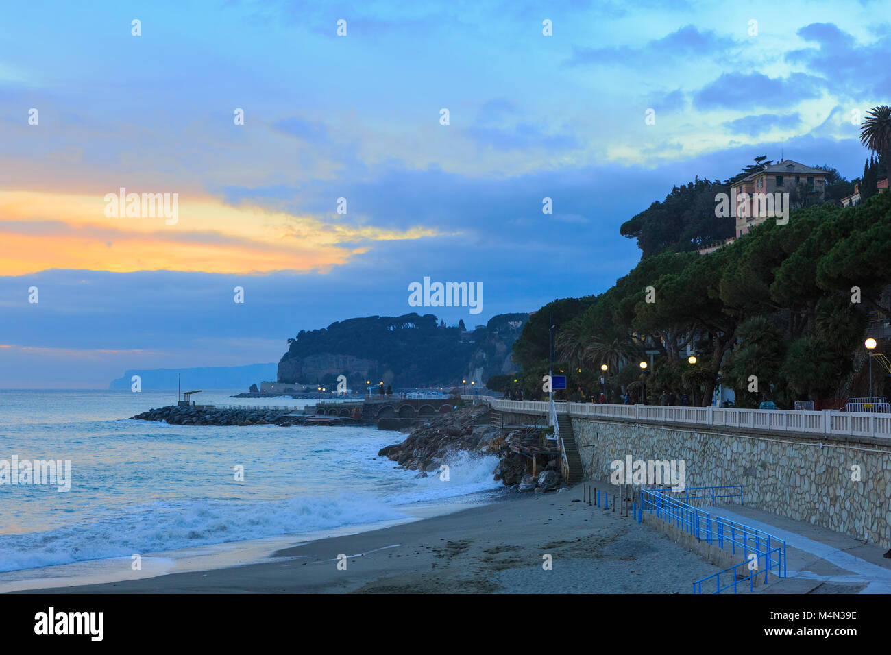 Il litorale e il lungomare di Celle Ligure al tramonto, Liguria, Italia ...