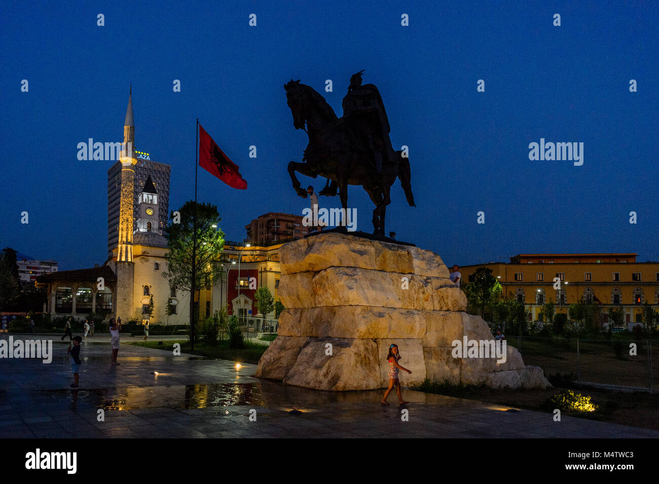 Piazza skanderberg immagini e fotografie stock ad alta risoluzione - Alamy