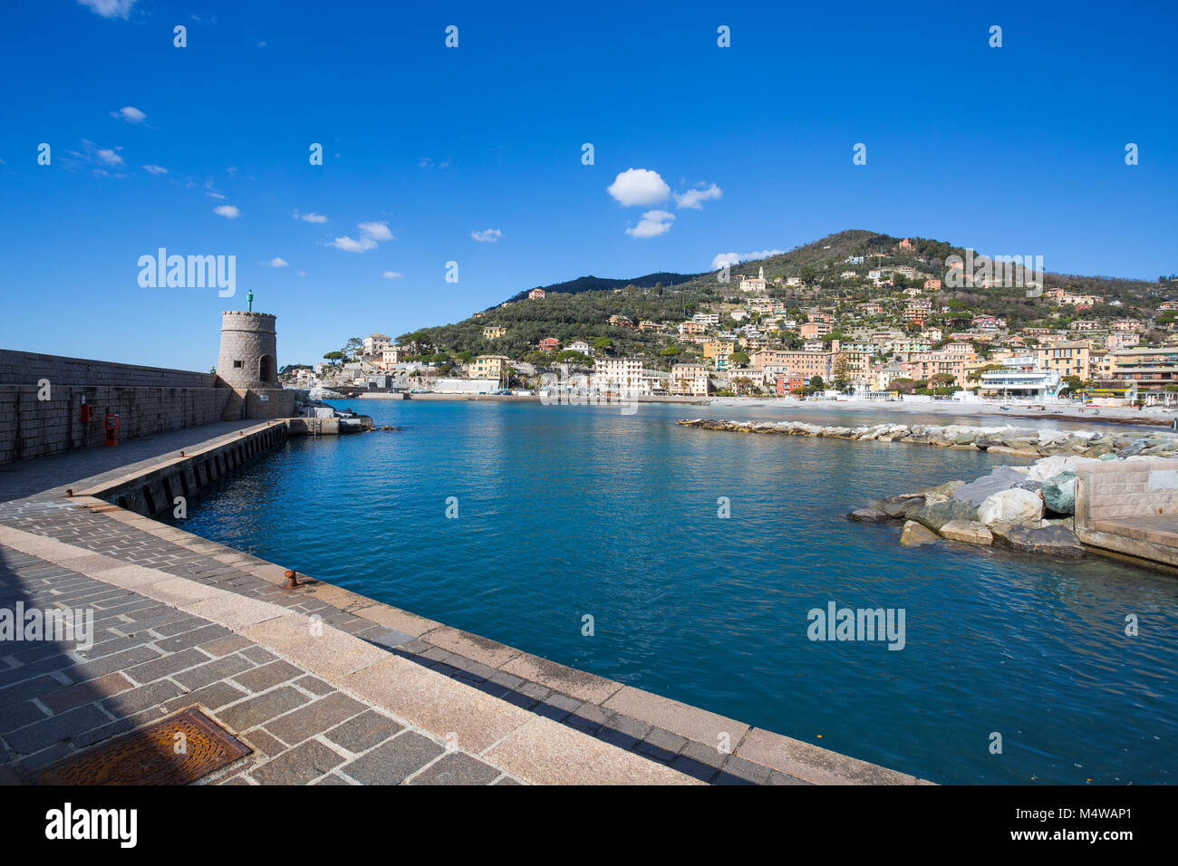 RECCO, Italia, 13 febbraio 2018 - Vista della città di Recco , Genova ...