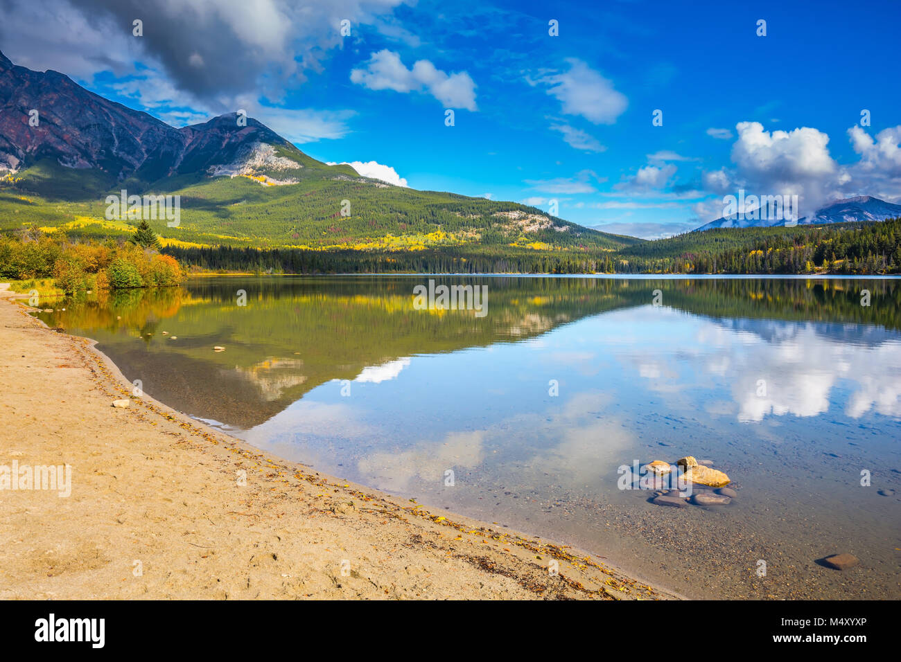 Montagna riflessa nel lago immagini e fotografie stock ad alta ...