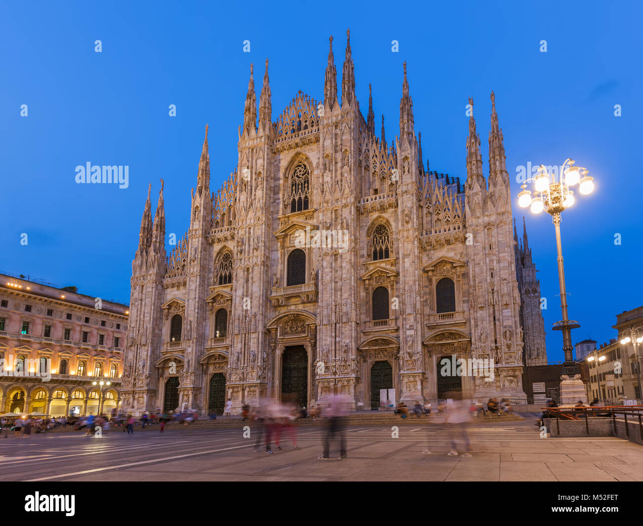 Duomo di milano di notte immagini e fotografie stock ad alta ...