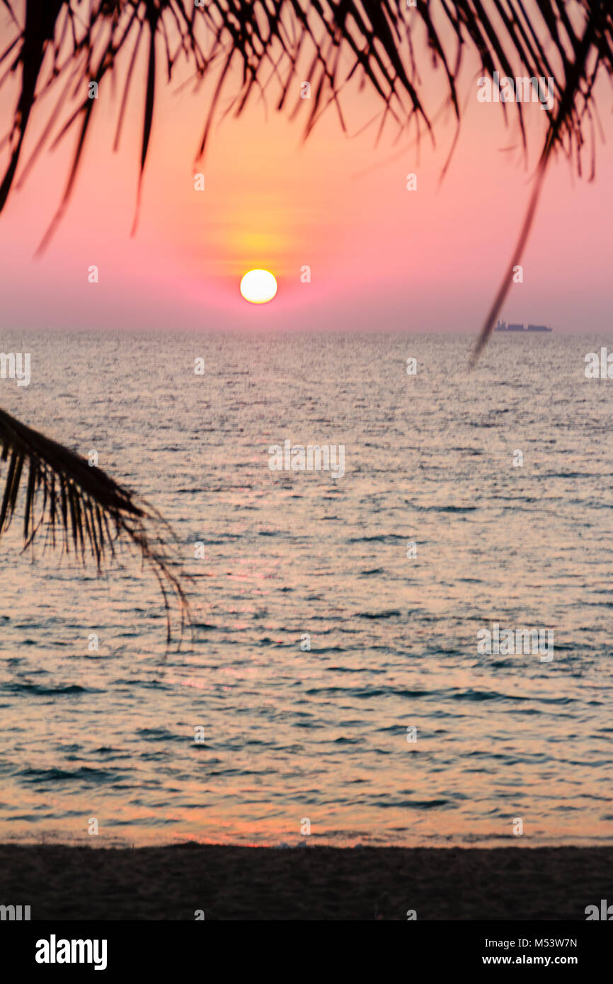 Bel tramonto sul mare, vista dalla spiaggia. Round e sole luminoso nel ...