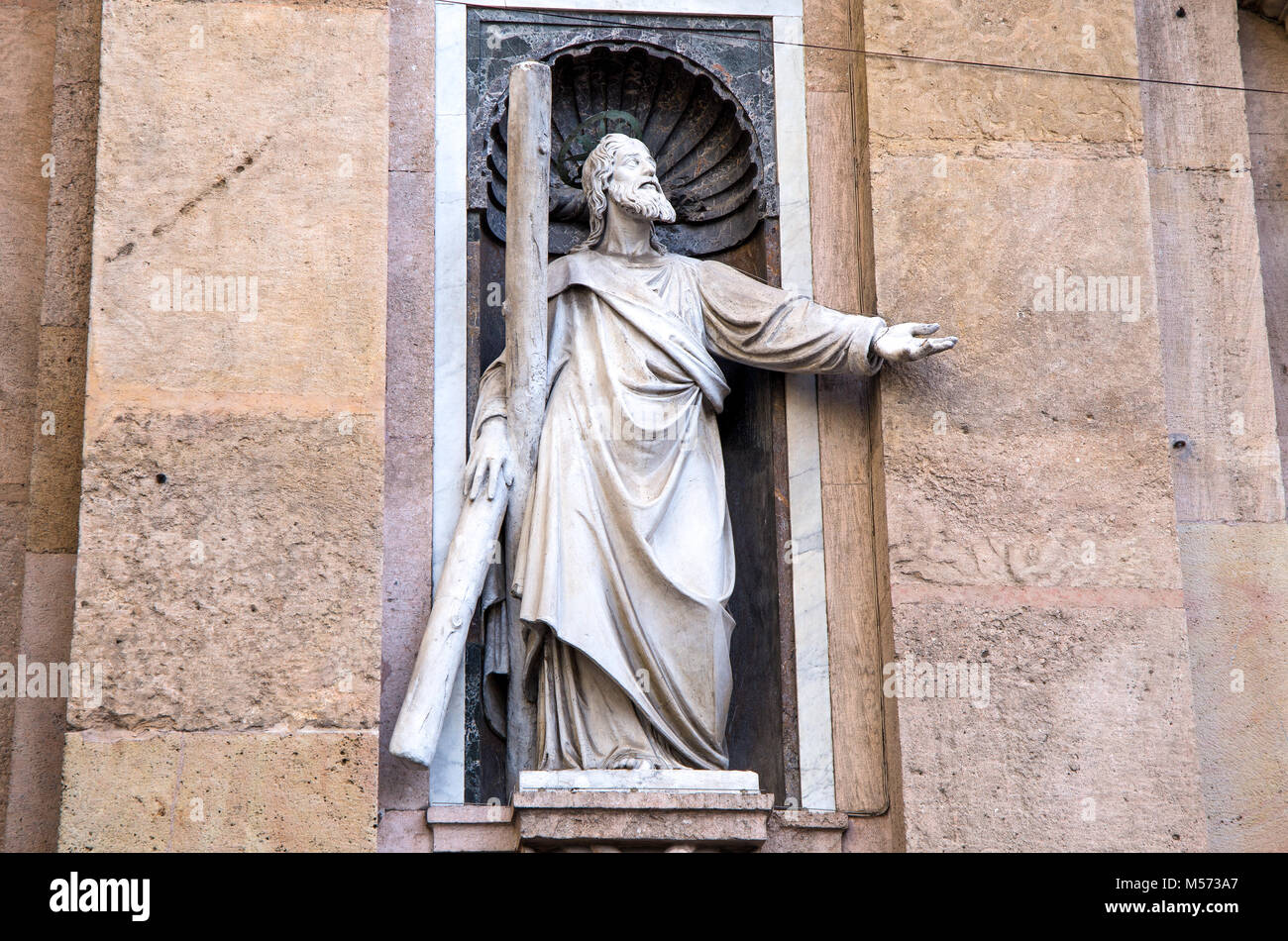 Statua di Gesù la Chiesa (Chiesa del Gesù), particolare della facciata ...