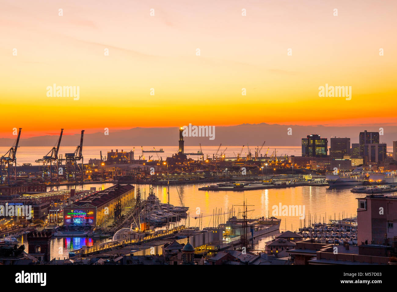 Genova (Genova) , Italia, Dicembre 28, 2016: vista al tramonto della ...
