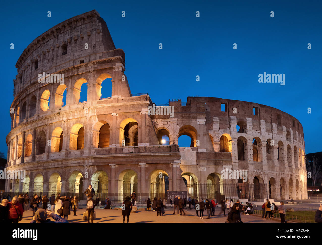 Turisti notturni colosseo immagini e fotografie stock ad alta ...