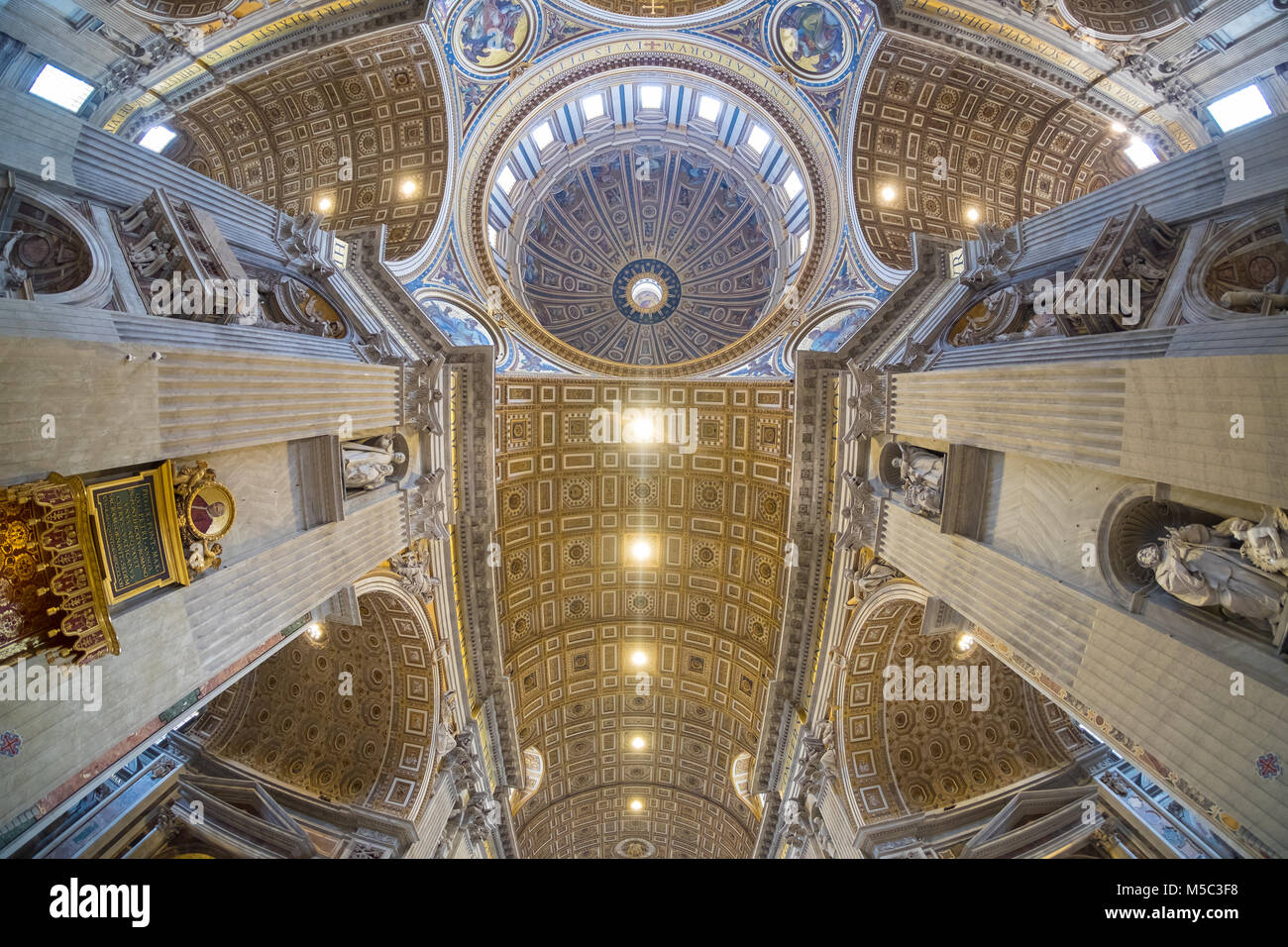 La Basilica di San Pietro la cupola interno in Roma, Italia Foto stock ...