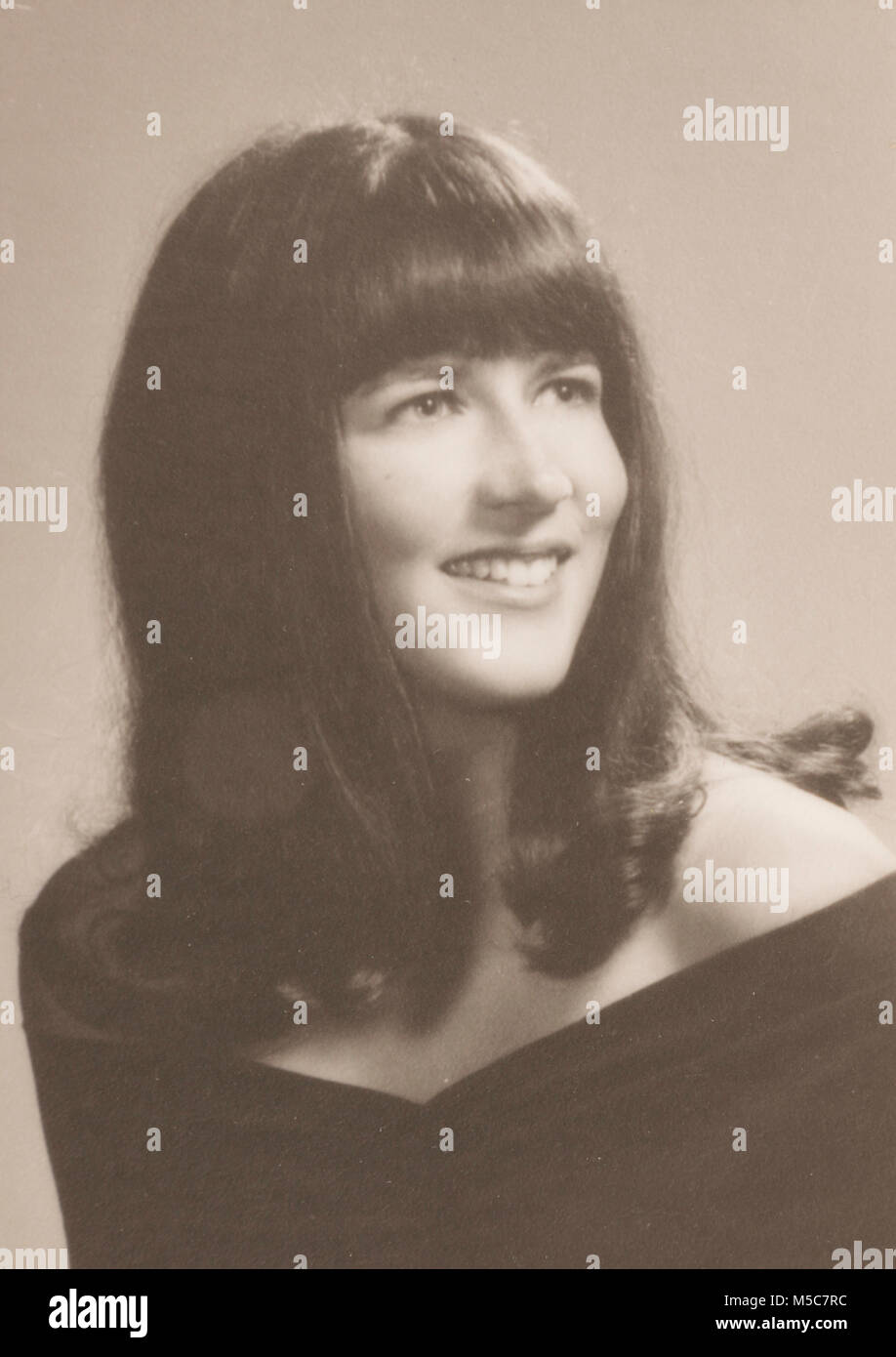 1960s high school graduation immagini e fotografie stock ad alta risoluzione - Alamy