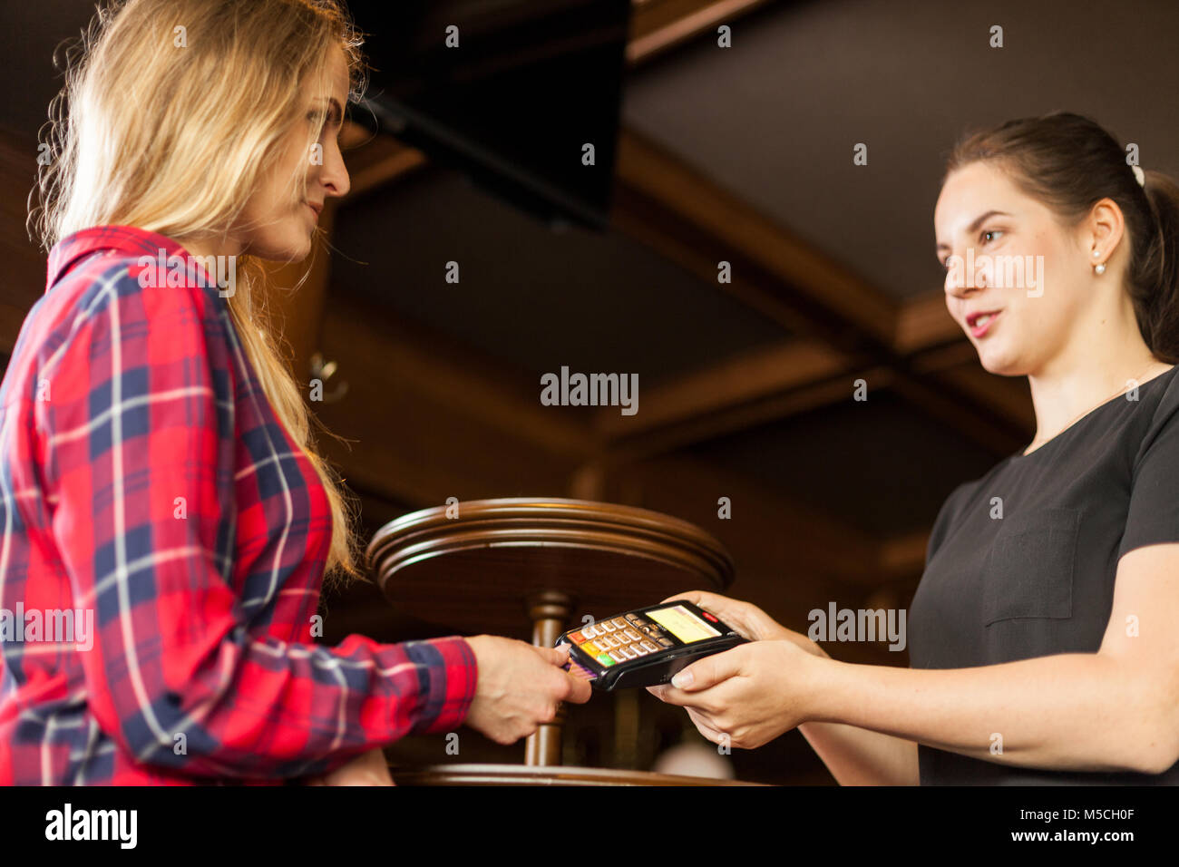 Pagare un cassiere immagini e fotografie stock ad alta risoluzione - Alamy