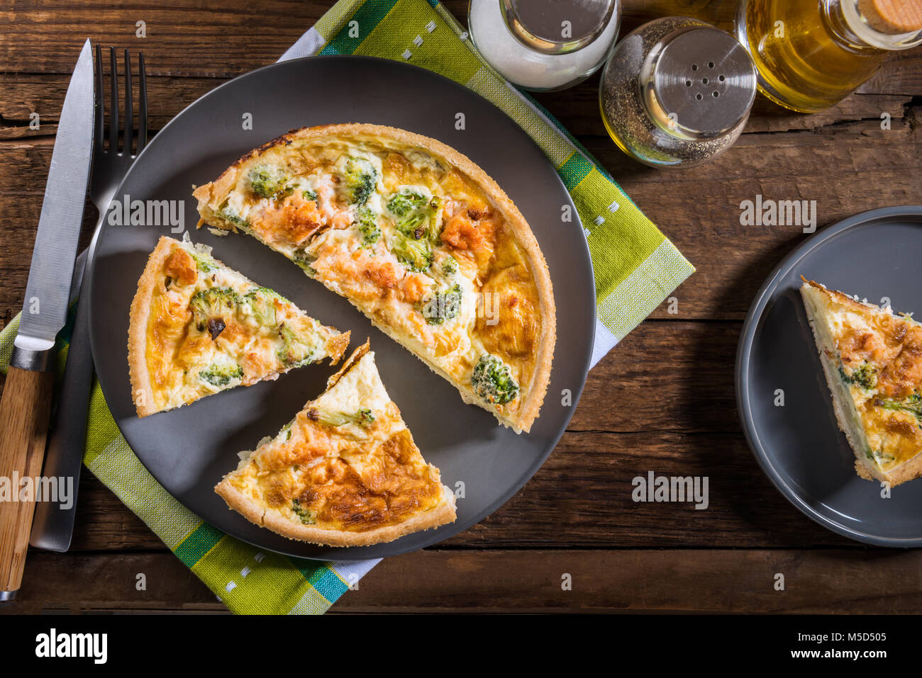 Classic salmone e broccoli quiche fatta da pasta frolla con cime di ...