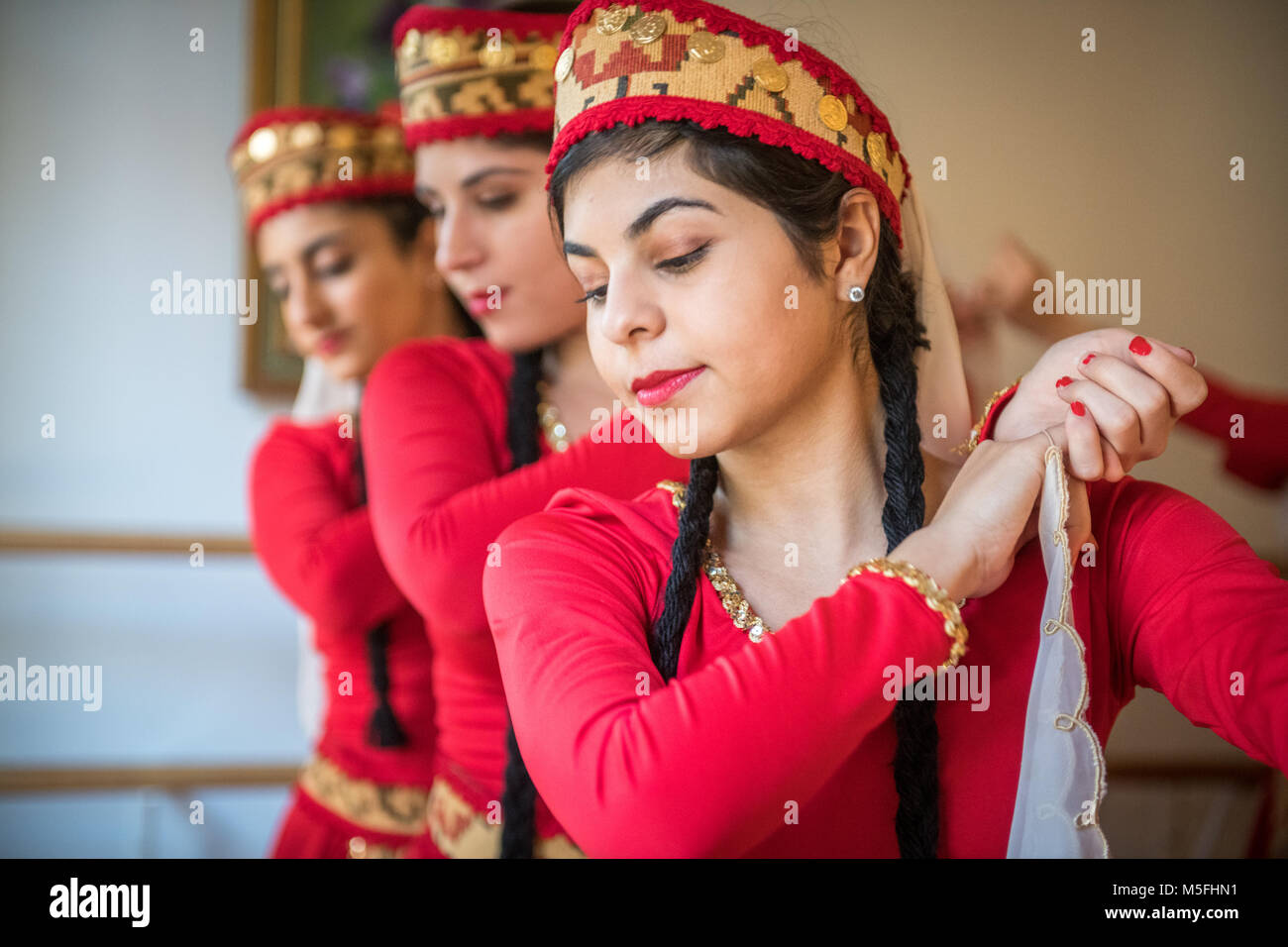 In armenian costume immagini e fotografie stock ad alta risoluzione - Alamy