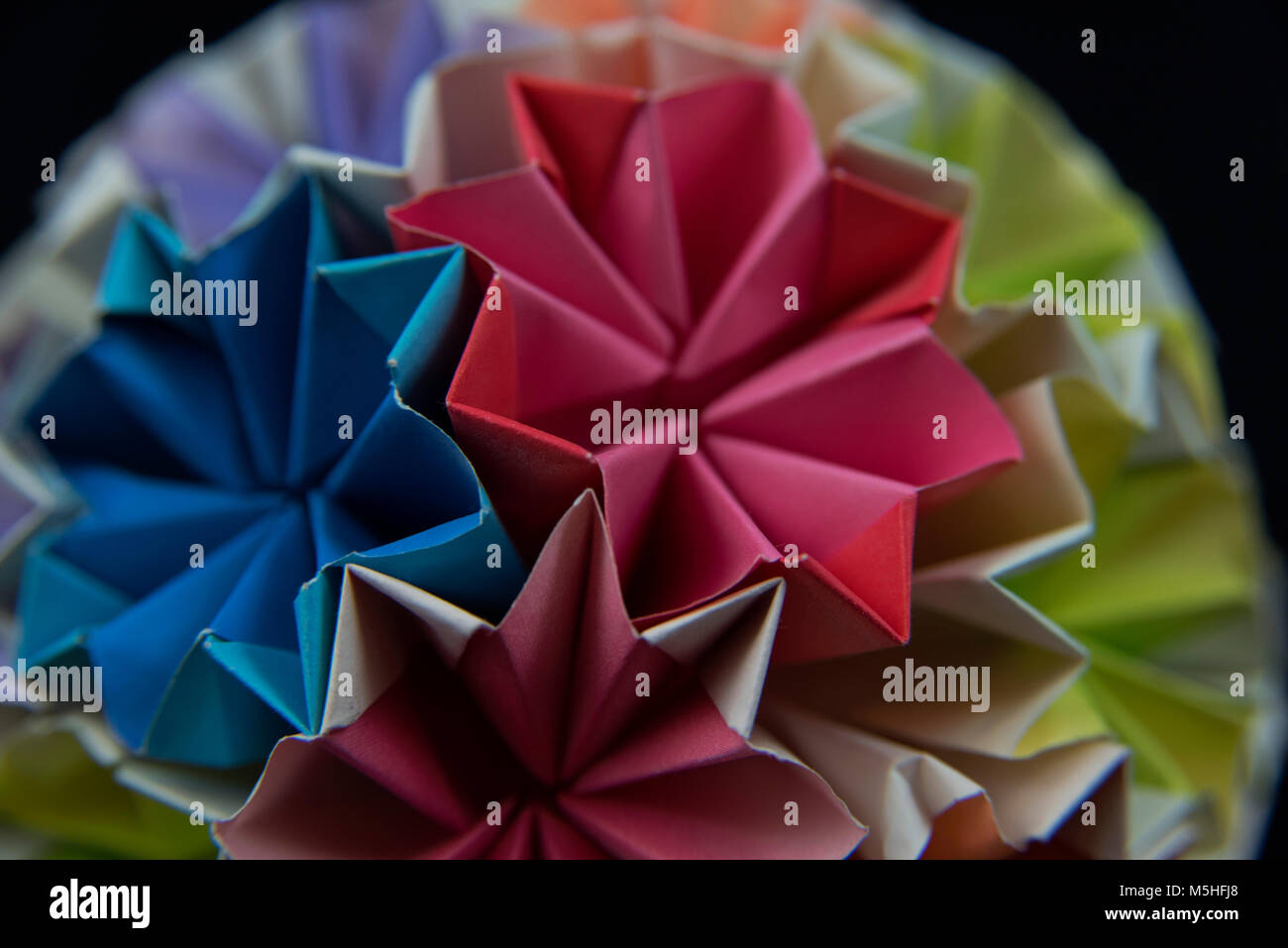Carta origami viola immagini e fotografie stock ad alta risoluzione - Alamy