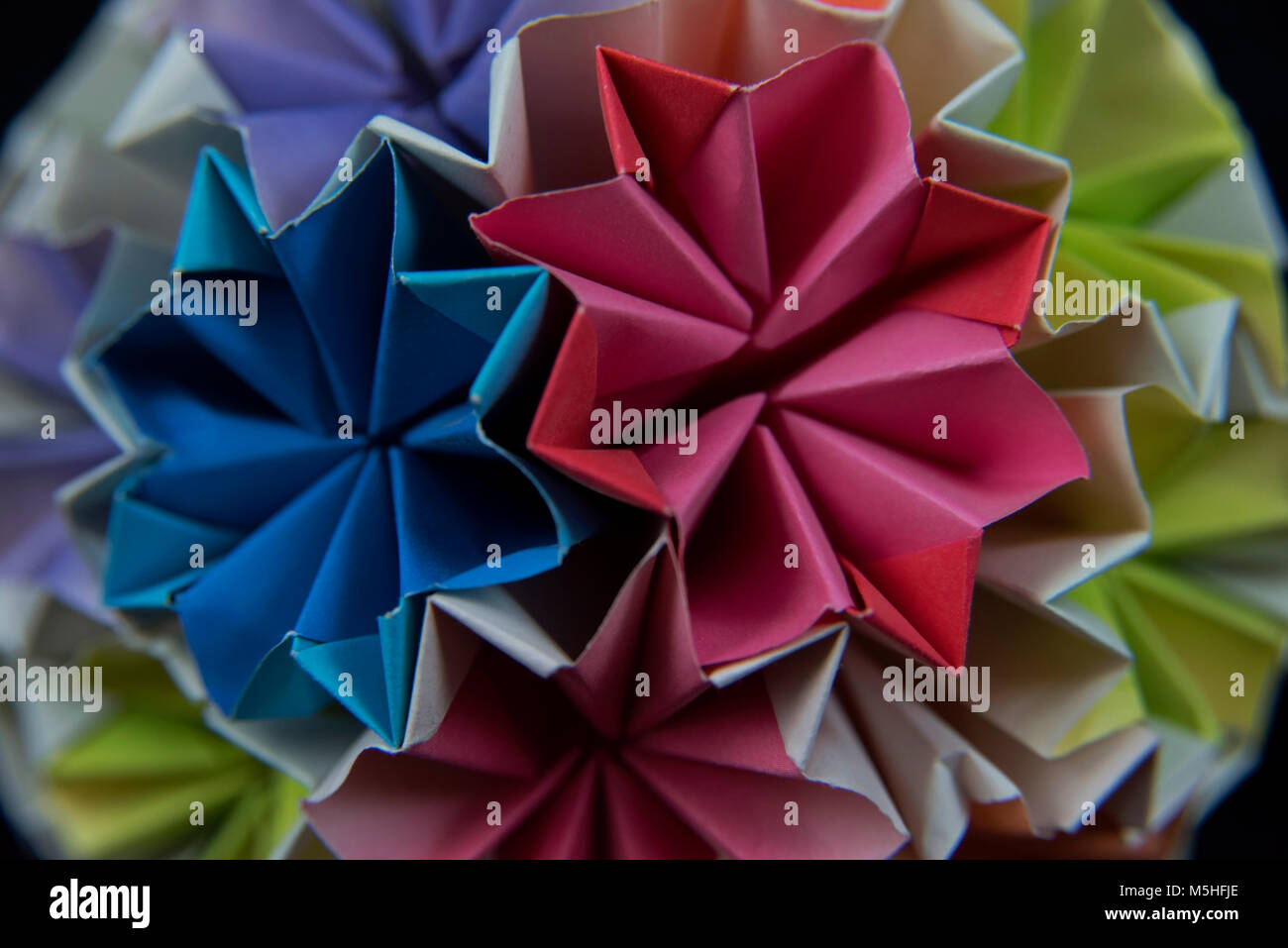 Carta origami viola immagini e fotografie stock ad alta risoluzione - Alamy