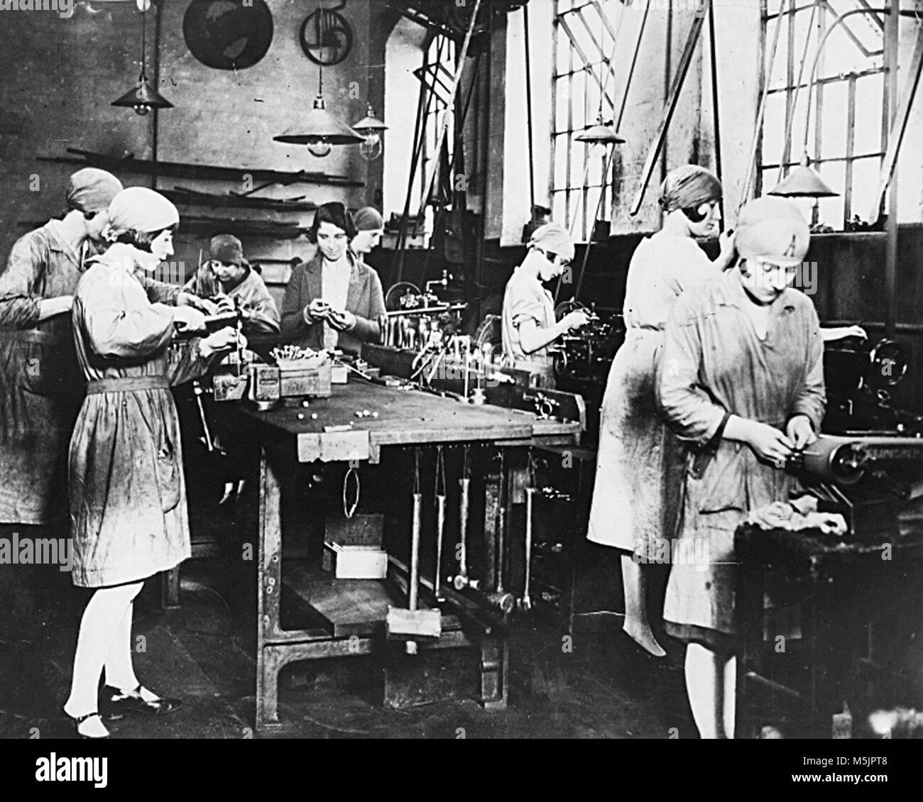 Donne che lavorano negli anni '20 immagini e fotografie stock ad alta ...