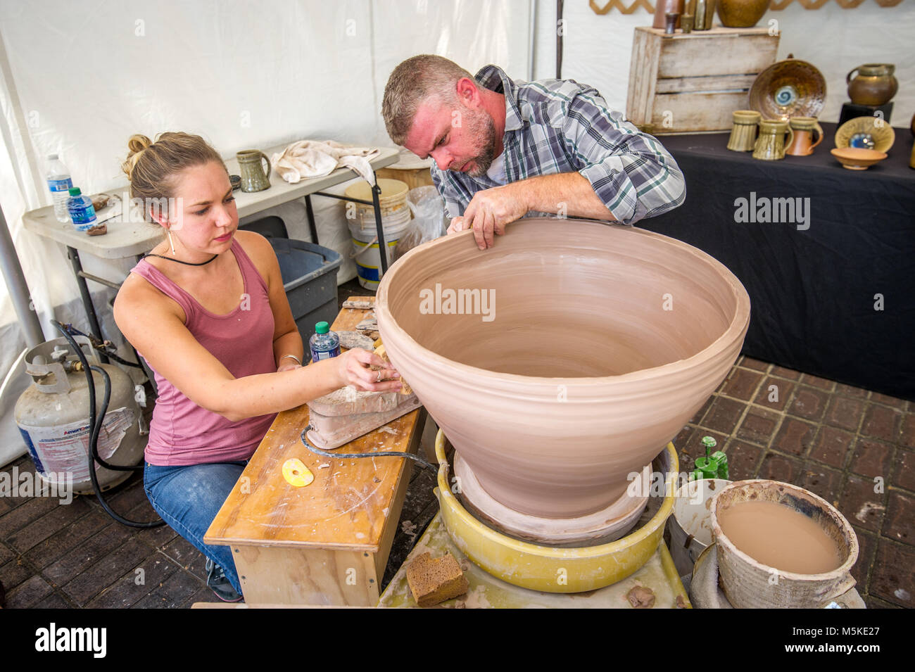 L'uomo costruisce la parete del vaso in terracotta con tecnica a ...