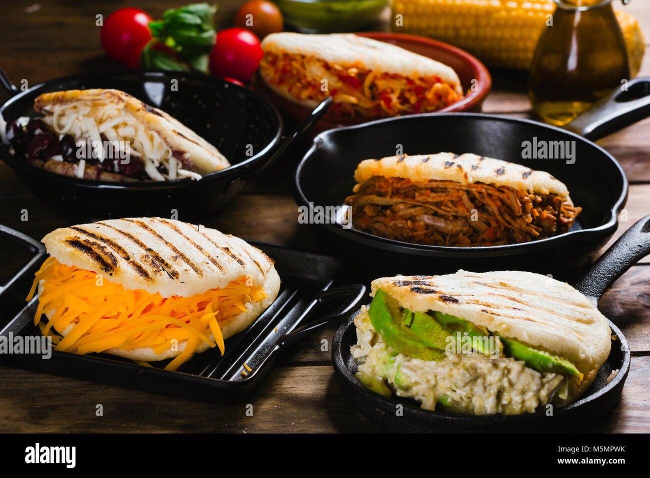 Diversi tipi di arepas, il tipico cibo venezuelano Foto stock - Alamy
