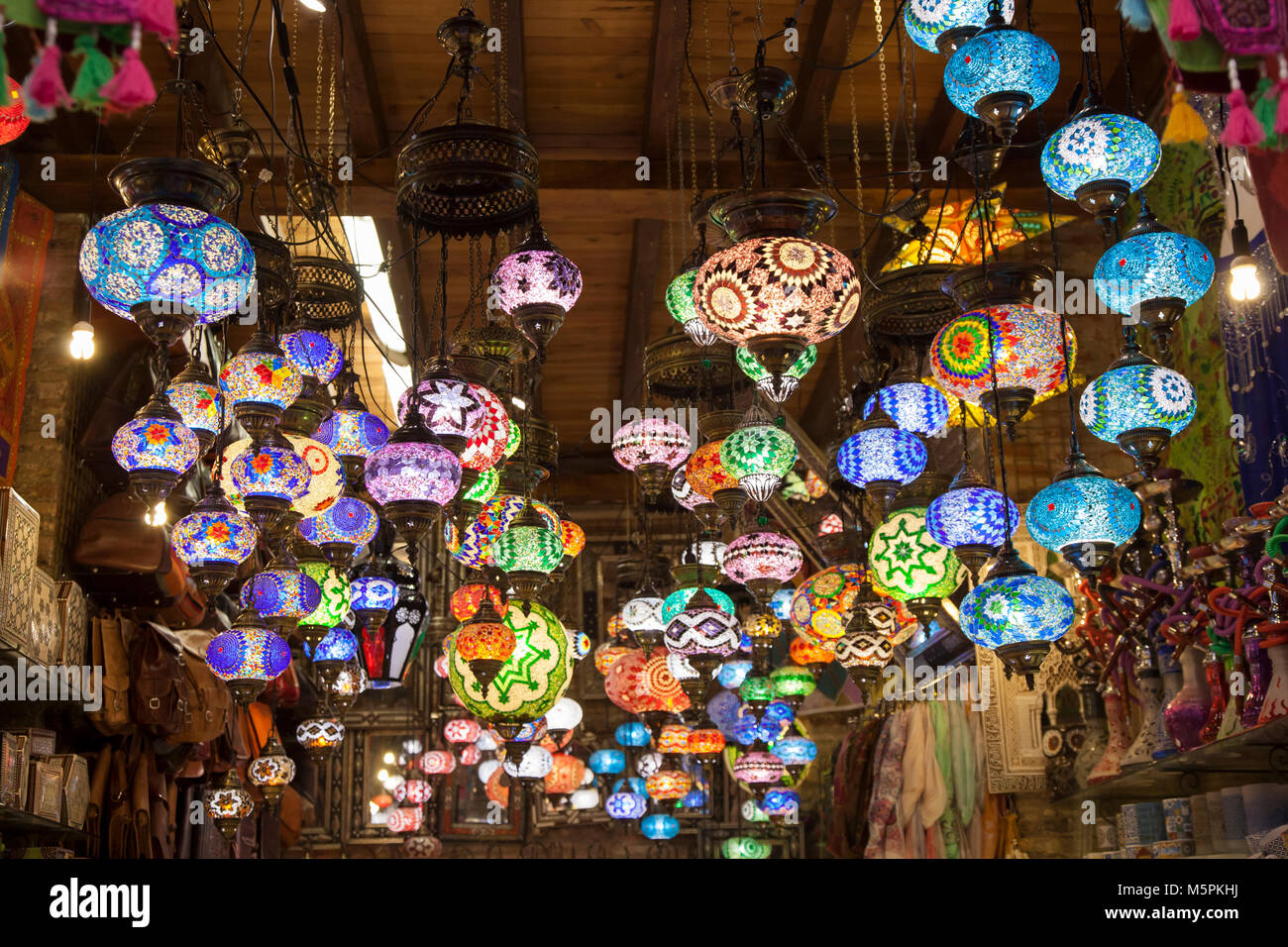 Granada, Spagna: Turco lampade a mosaico in vendita lungo Calle ...