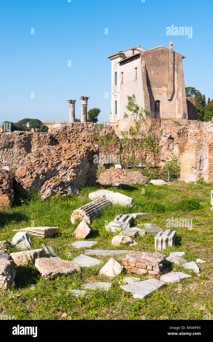 Edificio romano sulla collina palatina immagini e fotografie stock ad ...