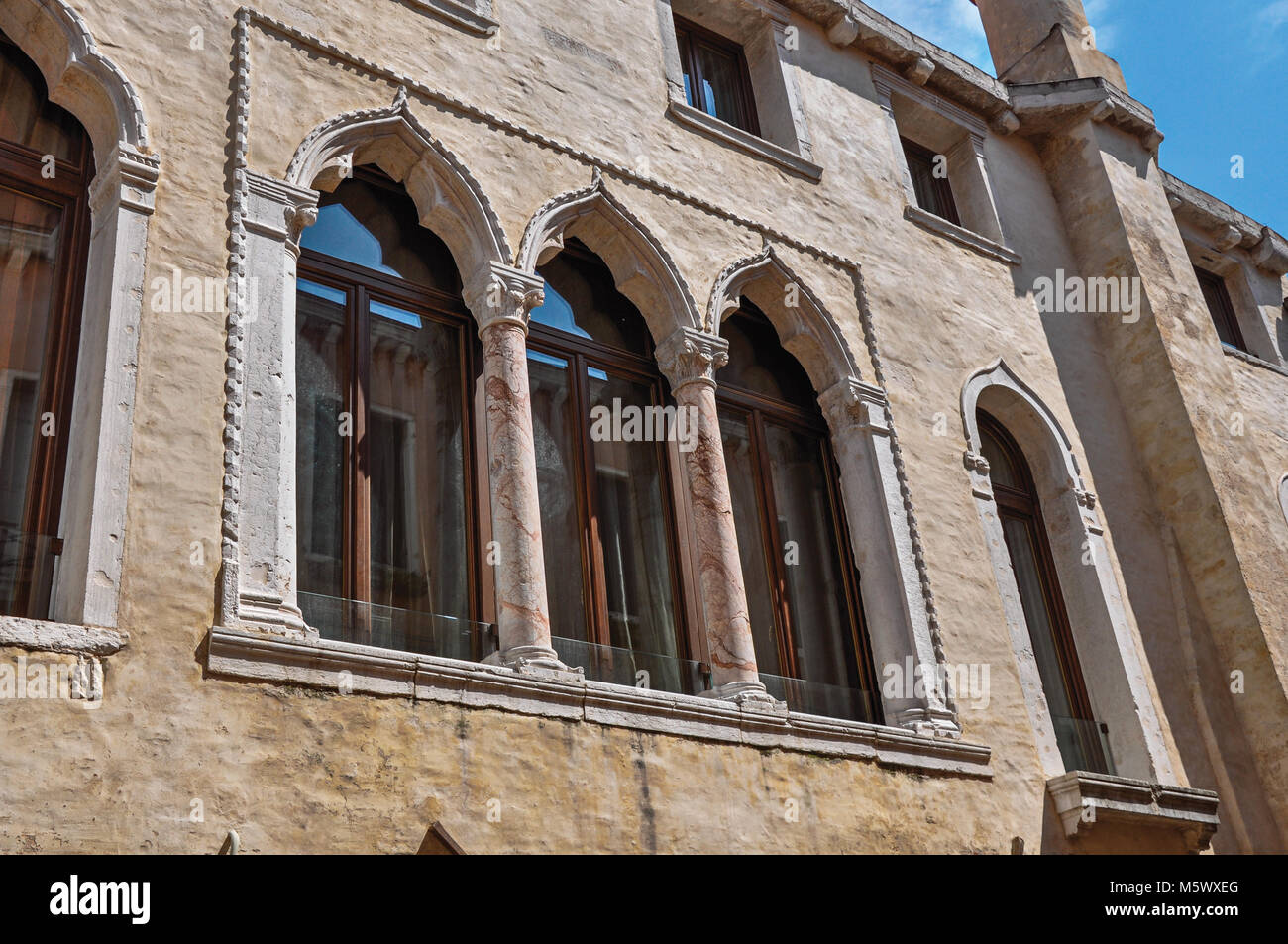 Windows con colonne ed archi in tipico stile veneziano in un antico ...