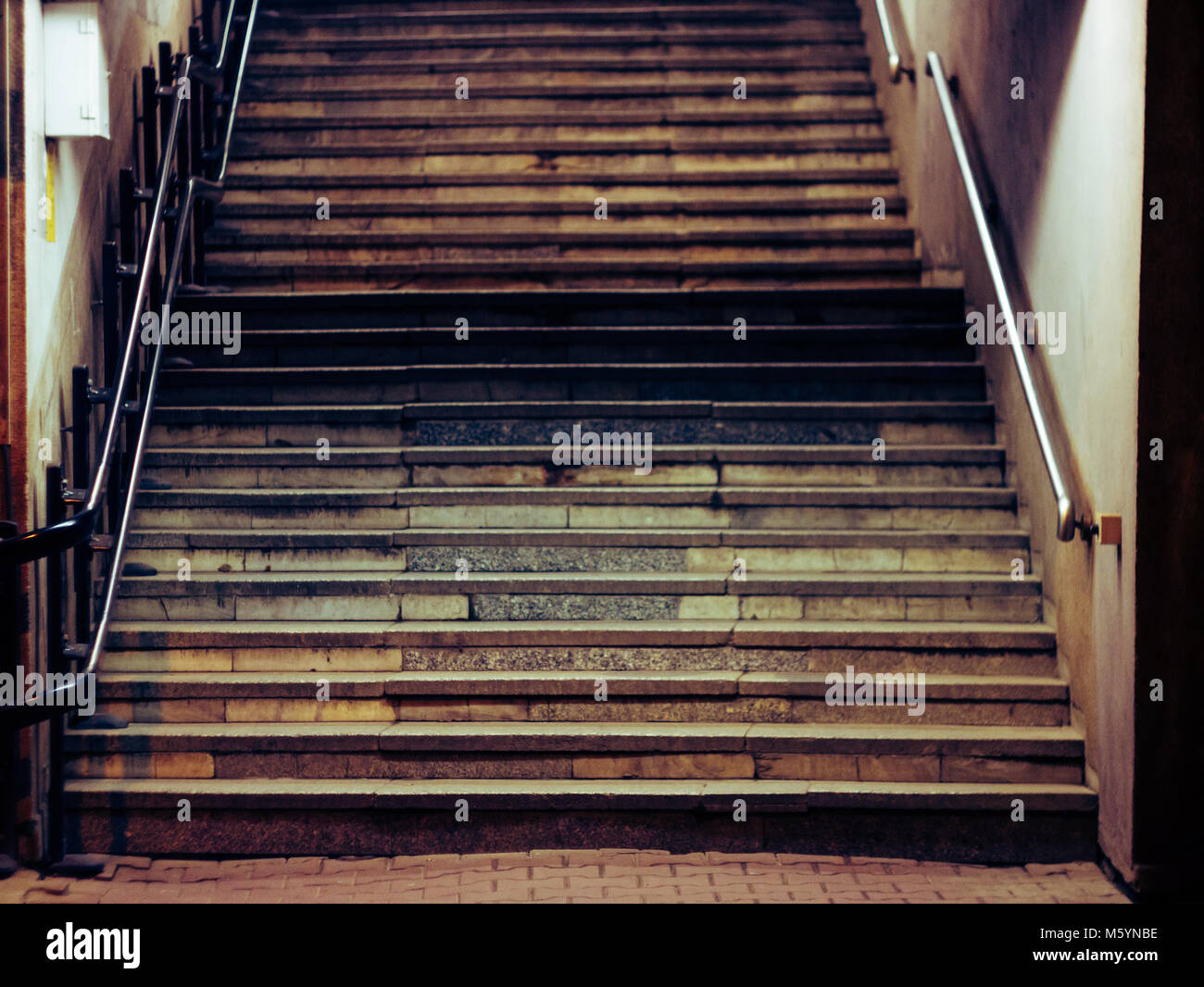 Vecchie scale di cemento immagini e fotografie stock ad alta ...