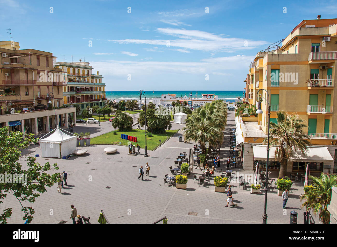 Ostia, Italia. Piazza Anco Marzio, la piazza principale di Ostia, con ...